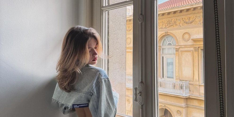 H Κλέλια Ανδριολάτου ποζάρει τόπλες στο Instagram -Το σέξι look με ψηλόμεσο τζιν [εικόνα ...