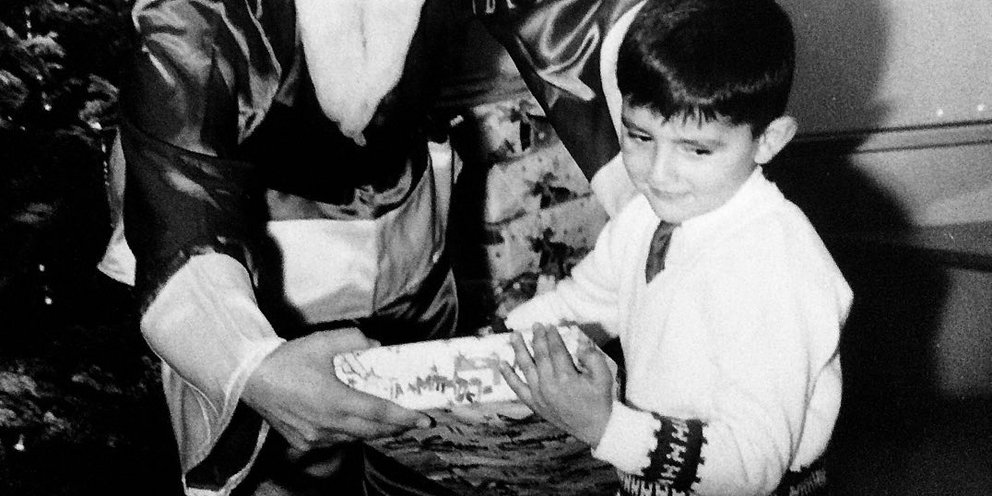 Ο πιτσιρικάς της φωτογραφίας είναι σήμερα διάσημος Έλληνας τραγουδιστής [εικόνα] - iefimerida.gr