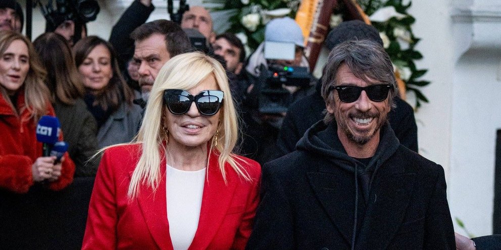 Με κόκκινο κοστούμι, η Donatella Versace αποχαιρετά τον Valentino [εικόνα] - iefimerida.gr