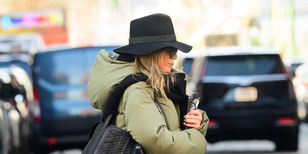 Πώς να φορέσετε λευκά sneakers τον χειμώνα, σύμφωνα με την Τζένιφερ Άνιστον -Το στιλάτο look της ...