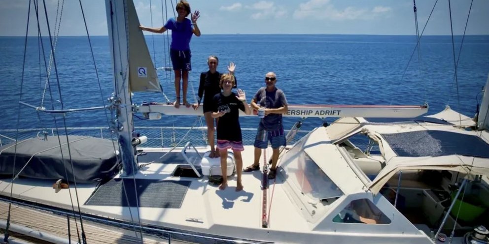 Οκτώ χρόνια στη θάλασσα: Πώς μια πενταμελής οικογένεια γύρισε όλον τον ...