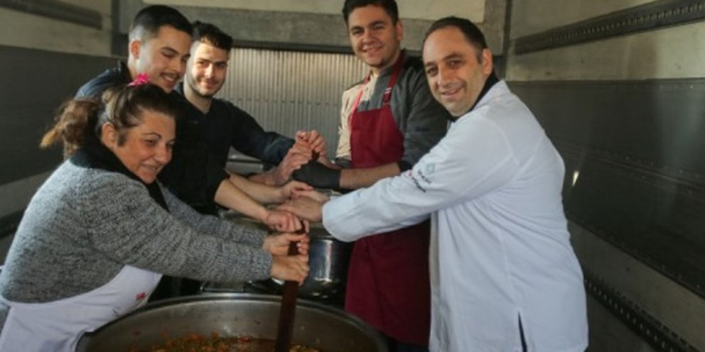Αυτή είναι η ομάδα μαγείρων που ταΐζει τους πρόσφυγες στην Ειδομένη ...