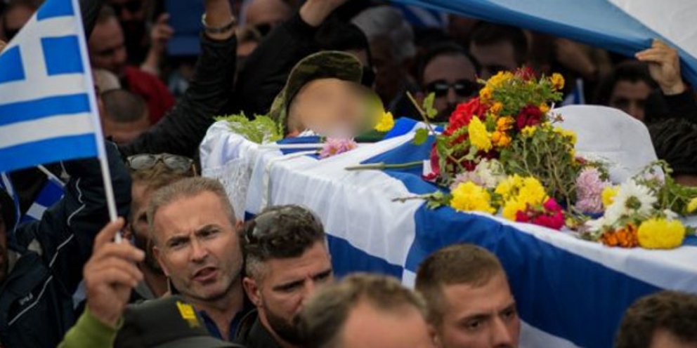 Μοιρολόγια, σημαίες, συνθήματα και 2.000 Βορειοηπειρώτες στην κηδεία ...