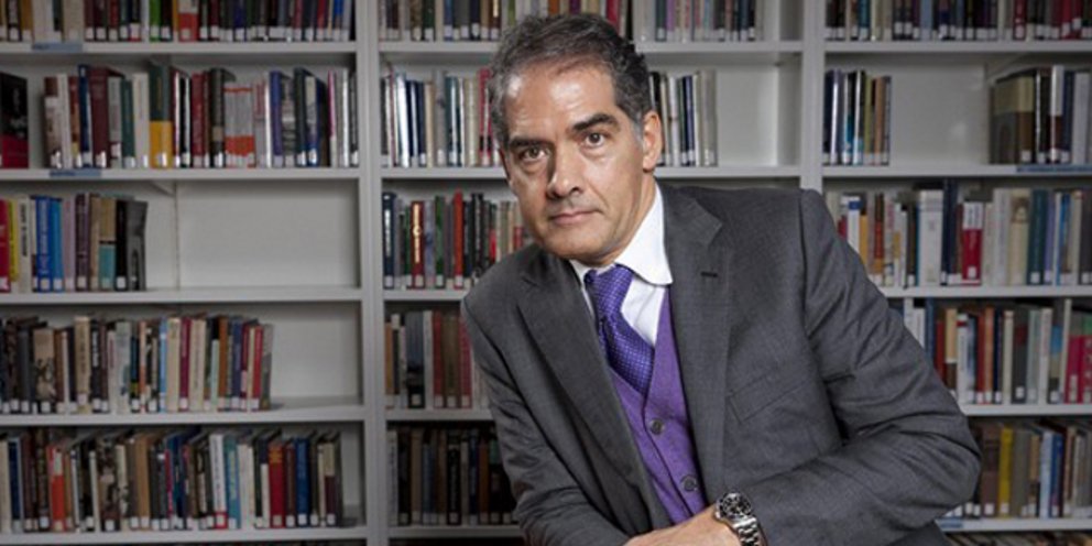 «Φλόγα που σιγοκαίει»: Το νέο αστυνομικό μυθιστόρημα του Φίλιπ Κερ ...