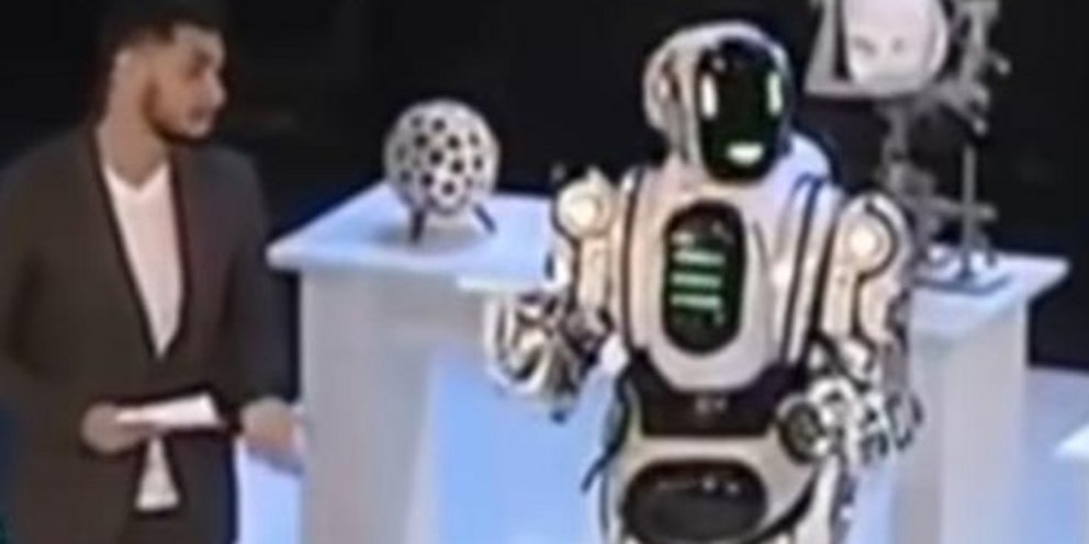 Ρωσία: Παρουσίασαν hi-tech ρομπότ -Τελικά ήταν άνθρωπος με στολή ...