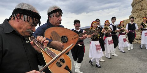10 πράγματα που θα δεις μόνο σε κρητικό γάμο- Τα έθιμα που κρατούν ...