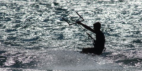 Πήγαν για kite surf με 9 μποφόρ στη Στυλίδα και τους παρέσυρε ο αέρας ...