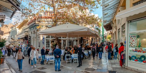 «Ομογενοποίηση» των επιγραφών καταστημάτων σε Αθήνα και άλλους ...