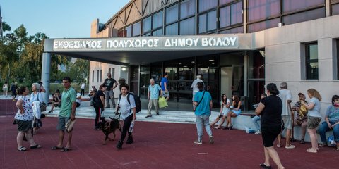 Στο Εκθεσιακό Κέντρο Βόλου θα περάσουν το βράδυ οι 2.500 κάτοικοι της Νέας Αγχίαλου [βίντεο και ...