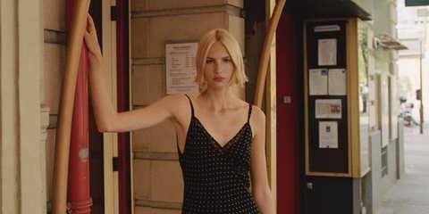 Η τσάντα από τα Mango στο χρώμα της κρέμας που μοιάζει πανάκριβη -Δίνει τύπο και κομψότητα στα ...