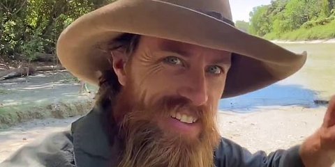 Ξεναγός περνά μέσα από ένα ποτάμι γεμάτο με 600 κροκόδειλους για να ...