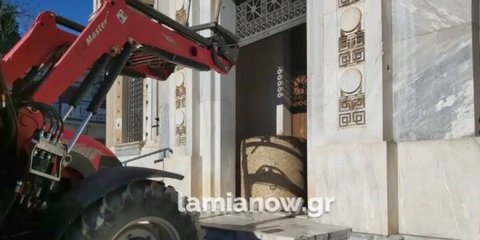 Λαμία: Δεκάδες τρακτέρ στο κέντρο της πόλης -Εκλεισαν την είσοδο του ...