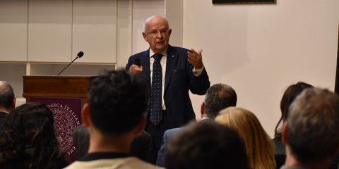 Η γραμμική γραφή Β στο έργο των αρχαιολόγων Louis Godart και Anna ...