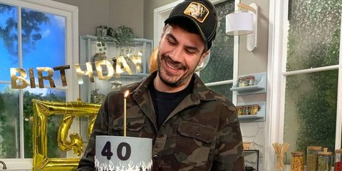 Άκης Πετρετζίκης: Έγινε 40 ετών -Η λαχταριστή τούρτα που του ετοίμασαν οι συνεργάτες του [εικόνα ...