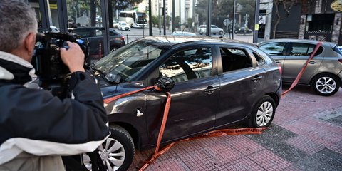 Σπασμένα αυτοκίνητα, ζημιές σε κτίρια: Δείτε τι προκάλεσε η έκρηξη βόμβας στα γραφεία της ...