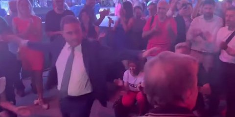 ΠΑΣΟΚ: Το 'ριξαν στο ζεϊμπέκικο την 3η Σεπτέμβρη -Ο Τσουκαλάς πατούσε ...