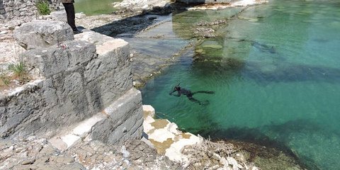 Δύτης βουτά και φωτογραφίζει τα βάθρα του θρυλικού γεφυριού της Αρτας ...